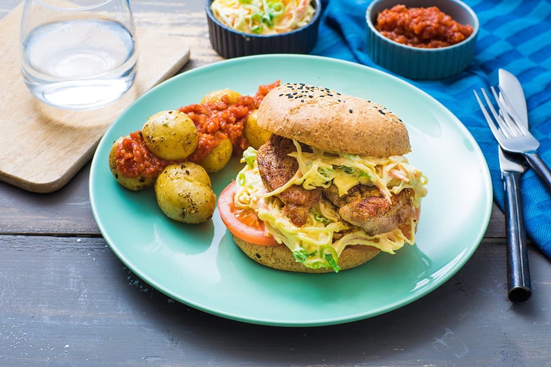 Kyllingburger med coleslaw og salsapoteter - Oppskrift - Godtlevert