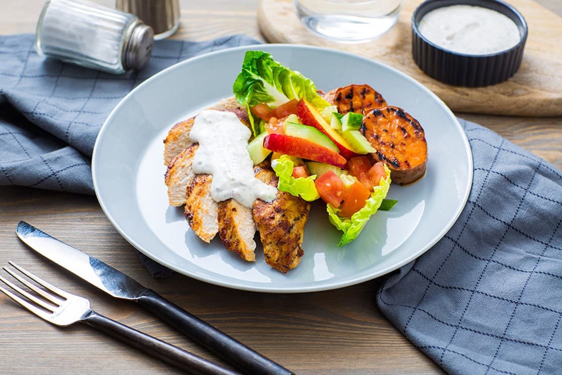 Grillet kyllingfilet med søtpotet, nektarinsalat og urtedressing ...