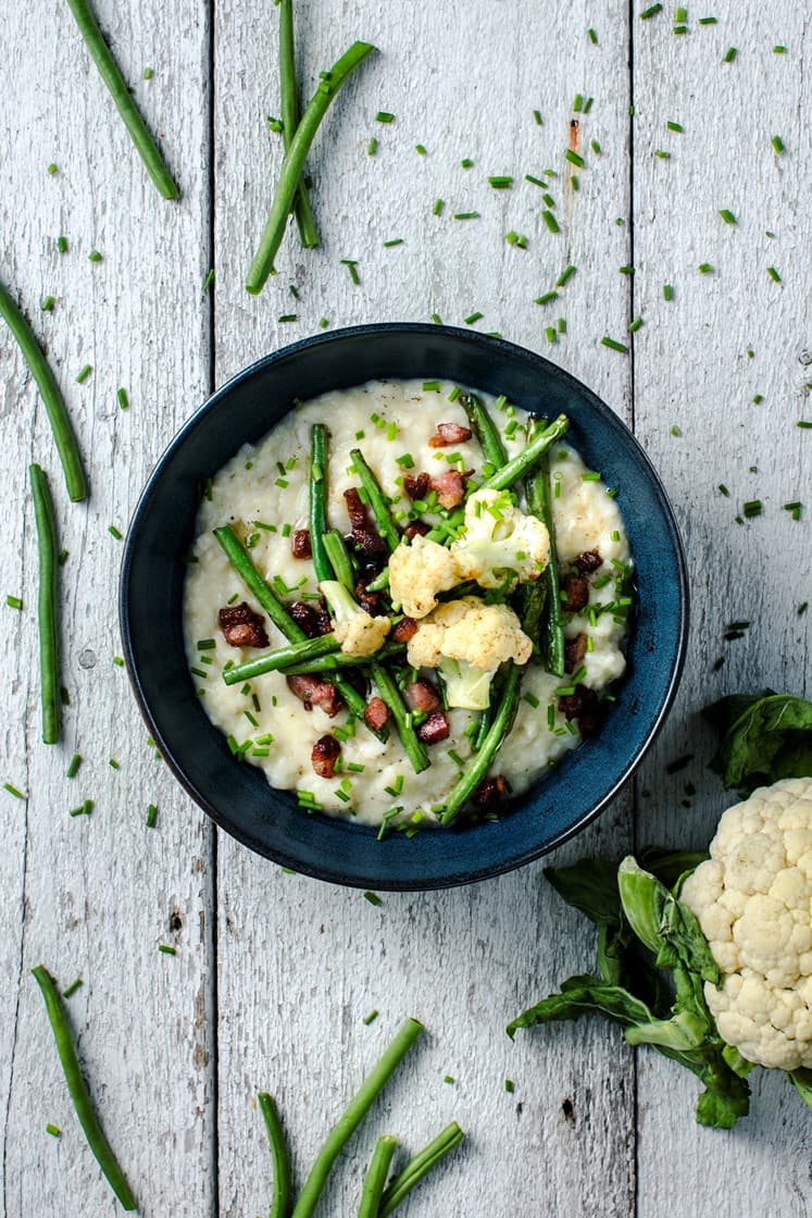 Plukkfisk med sei, baconstekte grønnsaker og gressløk - Oppskrift ...