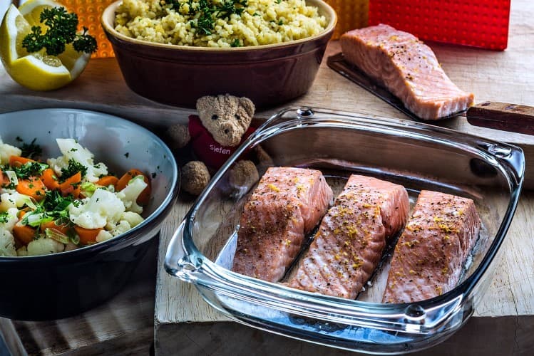 Laks med kremede sitrongrønnsaker og ris - Oppskrift - Godtlevert