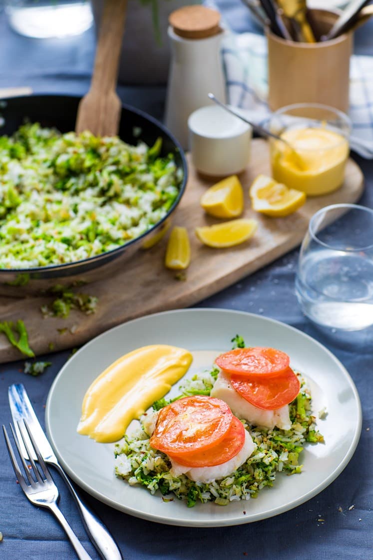 Tomatbakt isgalt med finrevet brokkoli og smørsaus - Oppskrift - Godtlevert