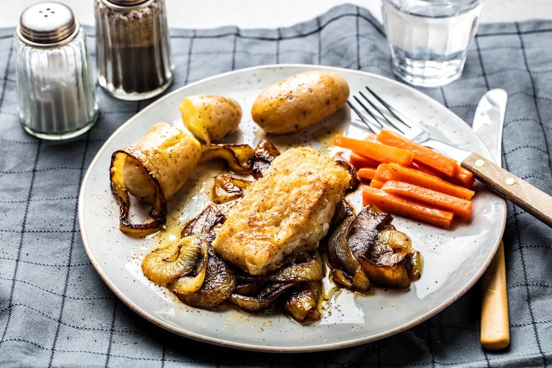 Seibiff med løk, hvit saus og gulrøtter - Oppskrift - Godtlevert