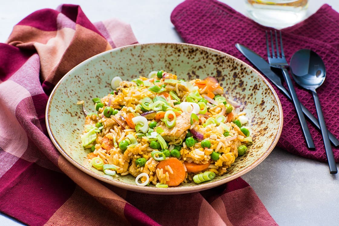 Strimlet kyllingbryst med stekt ris - Oppskrift - Godtlevert