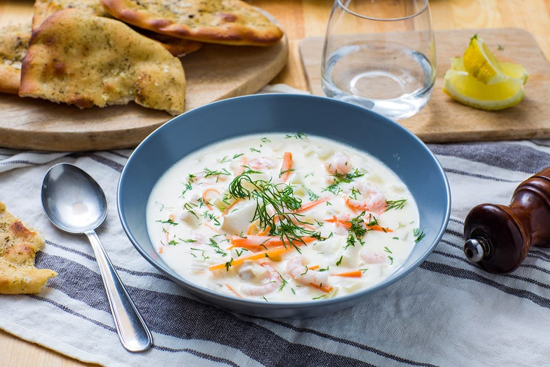 Kremet fiskesuppe med sei, reker, dill og steinovnsbakt brød ...
