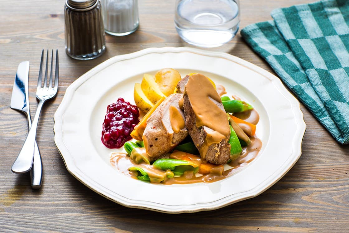 Svin indrefilet med poteter, fløtesaus og rørte tyttebær - Oppskrift ...