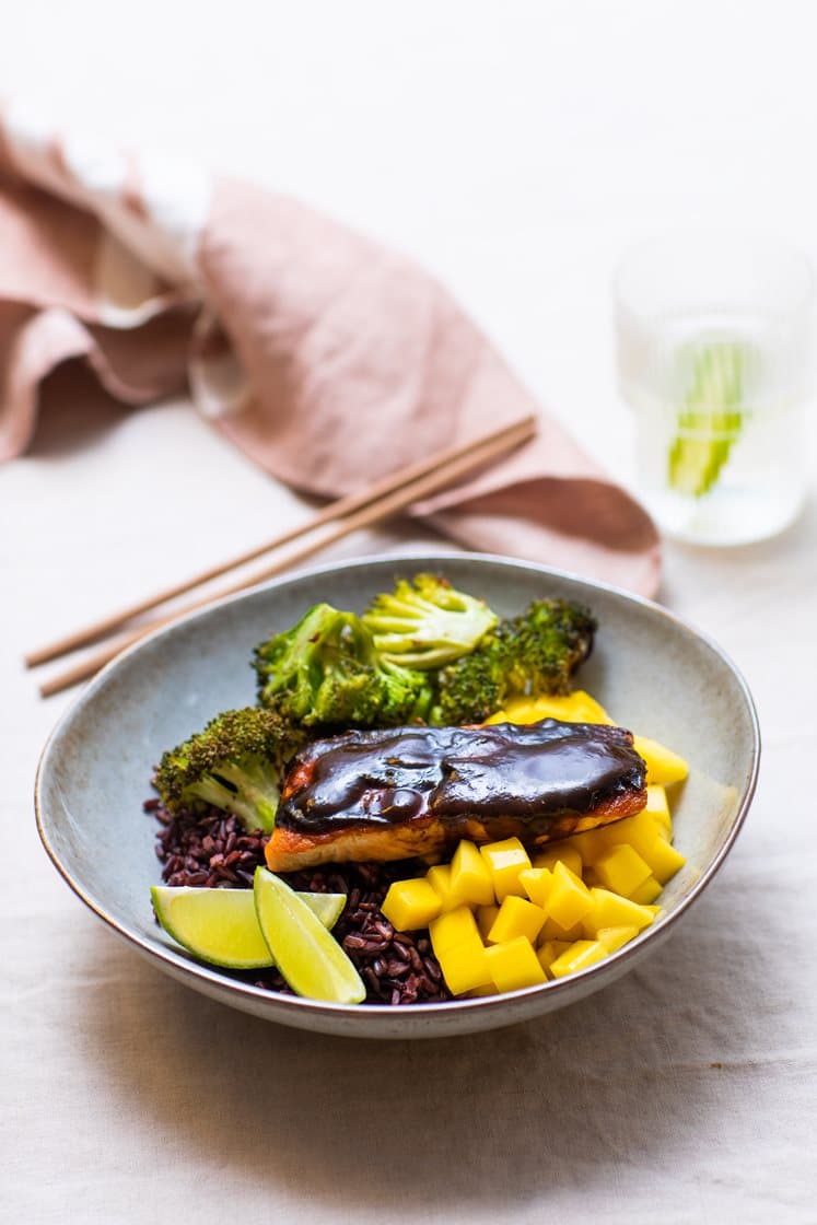 Hoisinglasert laks med frisk mango, sprø brokkoli og svart ris ...