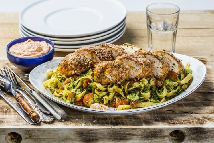 Ovnsbakt kyllingbryst med vårløk, tomat og tagliatelle - Oppskrift ...