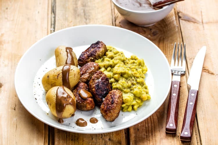 Kjøttkaker med ertestuing, brun saus og poteter - Oppskrift - Godtlevert