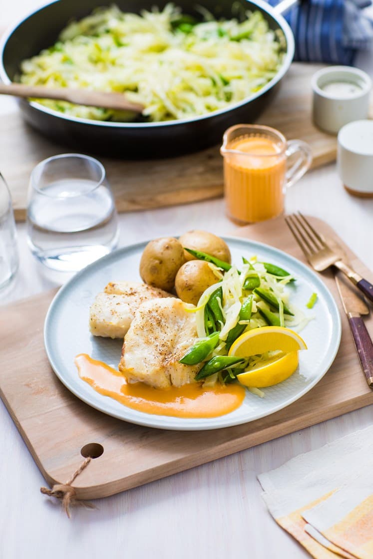Bakt torskefilet med smørstekte grønnsaker og hummersaus - Oppskrift ...