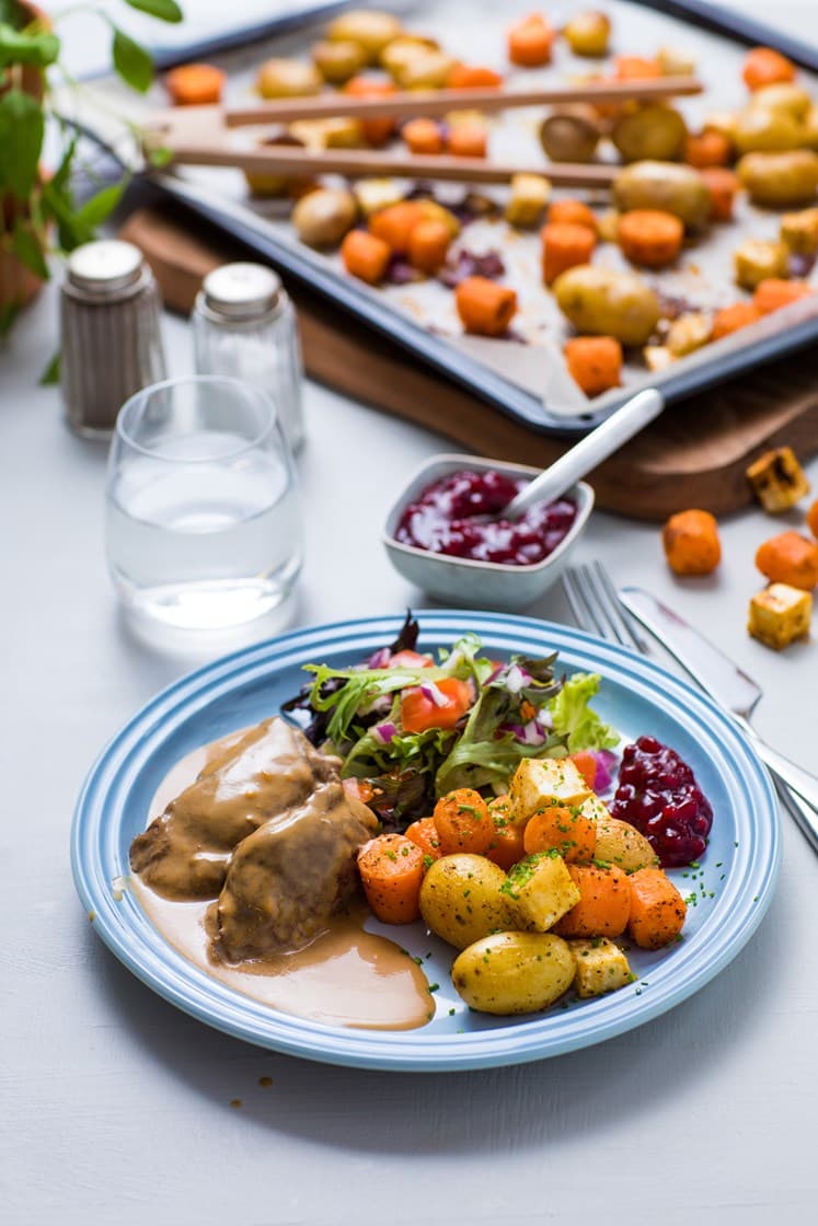 Svinekjaker i fløtesaus med ovnsbakte grønnsaker - Oppskrift - Godtlevert