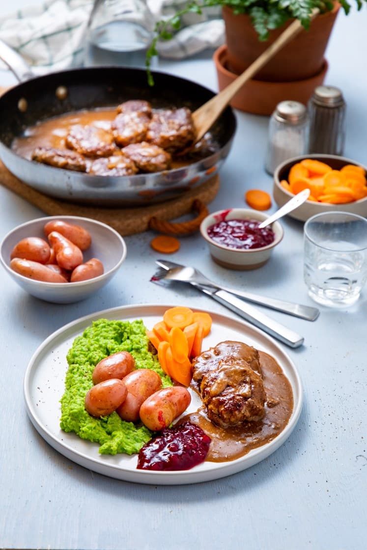 Hjemmelagde kjøttkaker i brun saus med ertestuing, gulrøtter og ...