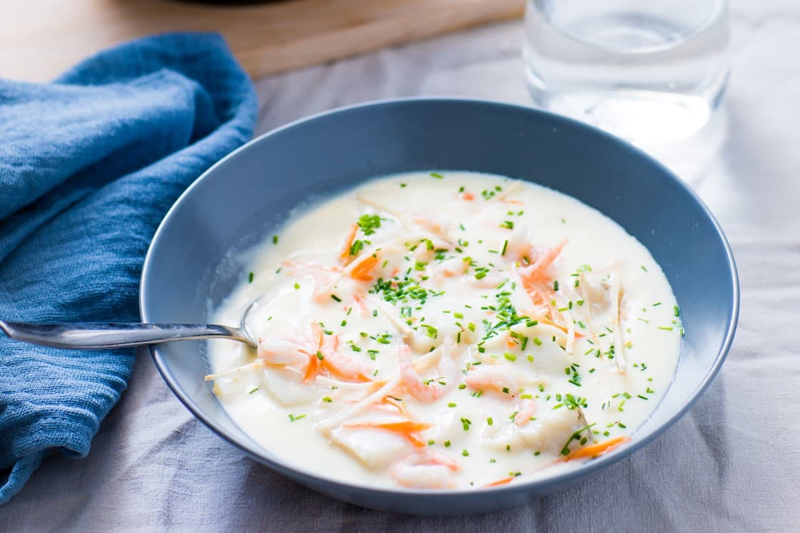 Hjemmelaget fiskesuppe med torsk, Lyngenreker og nystekt brød ...