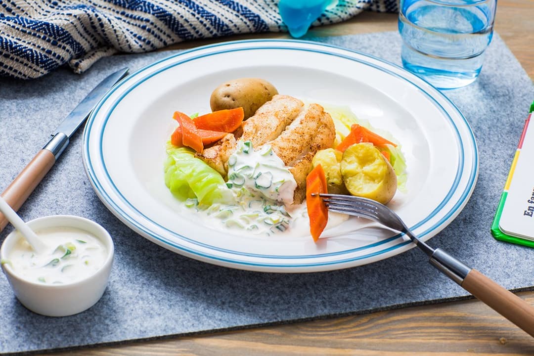 Stekt lyr med dampet sommerkål og rømmekrem - Oppskrift - Godtlevert