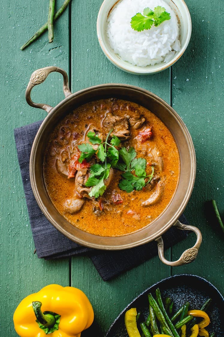 Indisk Butter Chicken med ris og grønnsaker - Oppskrift - Godtlevert