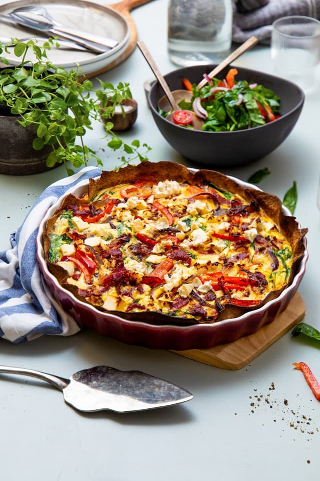 Tortillapai med filetbacon, cherrytomater, fetaost og lett urtedressing ...