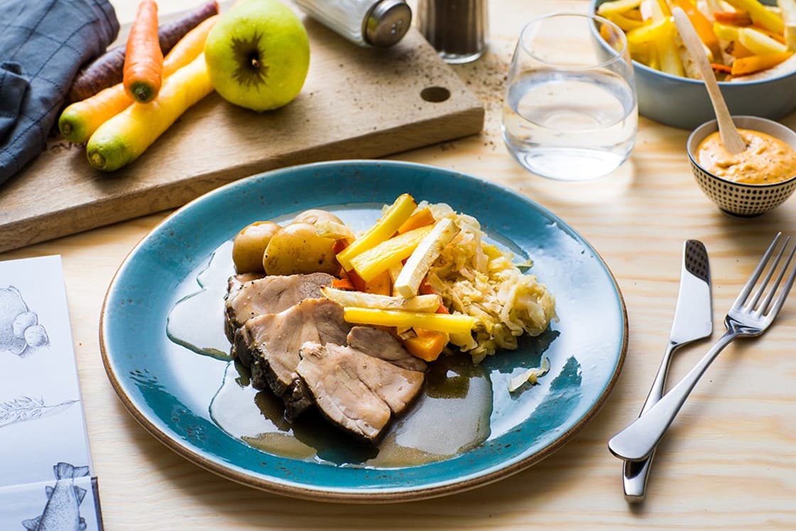 Mørkokt svinebog med hjemmelaget surkål, bakte rotgrønnsaker og sjysaus ...