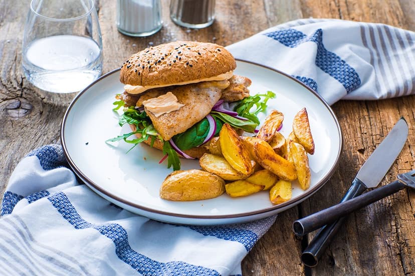 Kyllingburger med potetbåter og chilimajones - Oppskrift - Godtlevert
