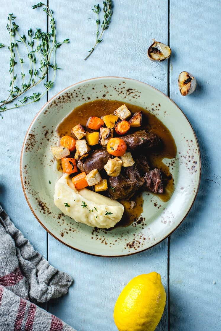 Mørkokt svinekjake i brun saus med potetmos og ovnsbakte rotgrønnsaker ...