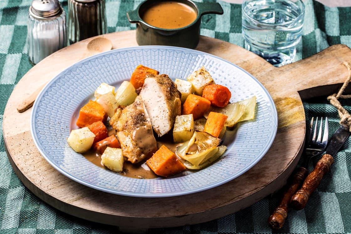 Kyllingbryst med bakte grønnsaker og fløtesaus - Oppskrift - Godtlevert