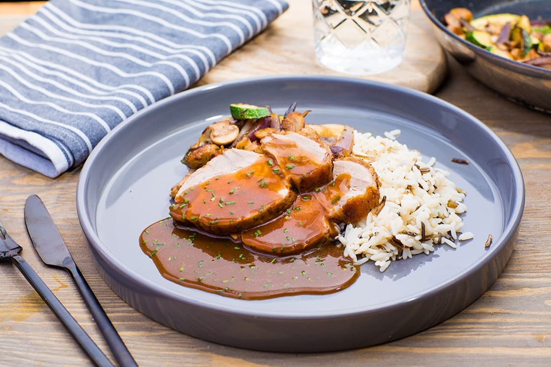Helstekt svinefilet med sauterte grønnsaker og rødvinssaus - Oppskrift ...