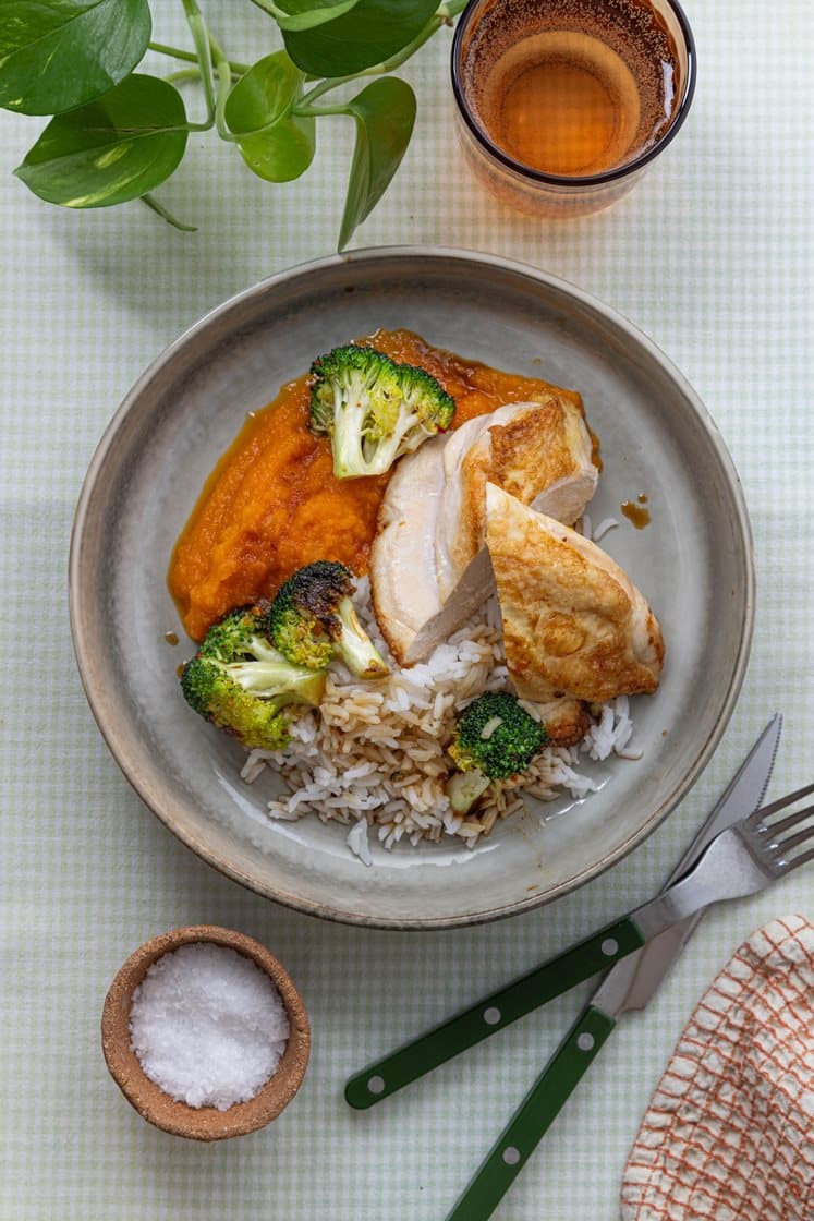 Kyllingbryst med gulrot- og ingefærkrem - Oppskrift - Godtlevert