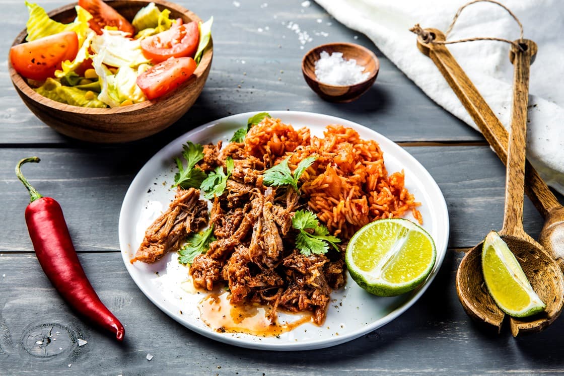Pulled pork med meksikansk ris og salat - Oppskrift - Godtlevert