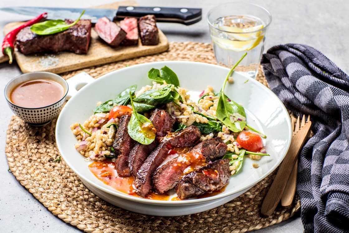 Ytrefilet av okse med asiatisk byggkornssalat - Oppskrift - Godtlevert
