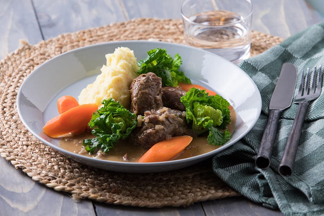 Svinekjaker i fløtesaus med rosettkål og potetmos - Oppskrift - Godtlevert