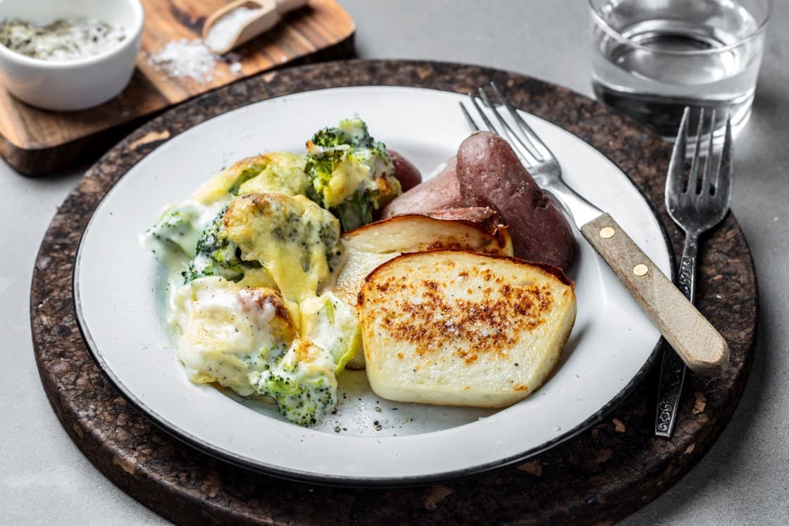 Stekt fiskepudding med gratinert blomkål - Oppskrift - Godtlevert