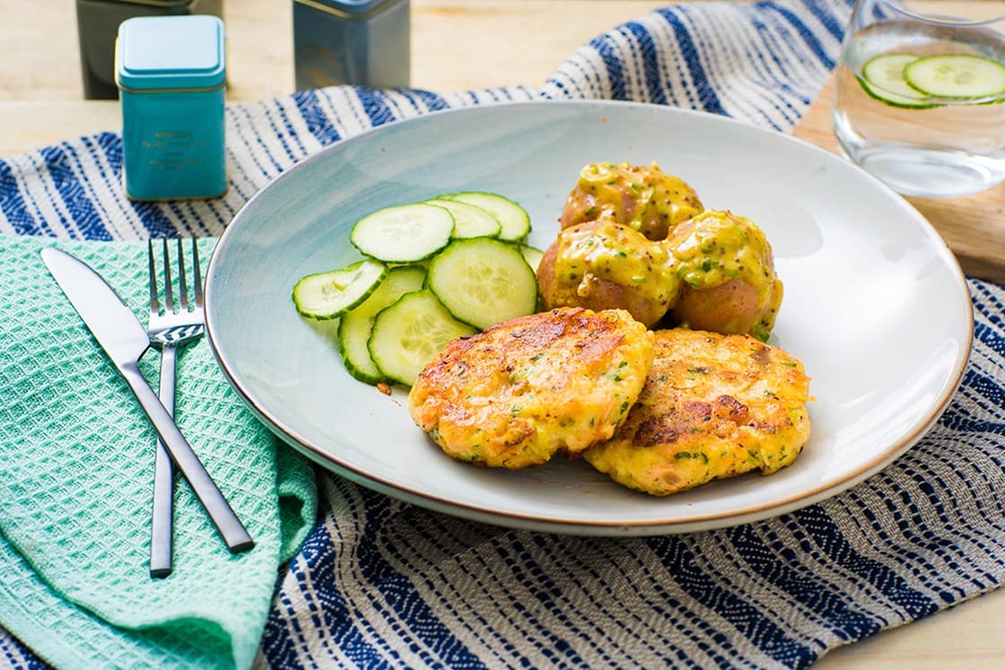 Hjemmelagde fiskekaker med varmrøkt laks og sennepsmarinerte poteter ...