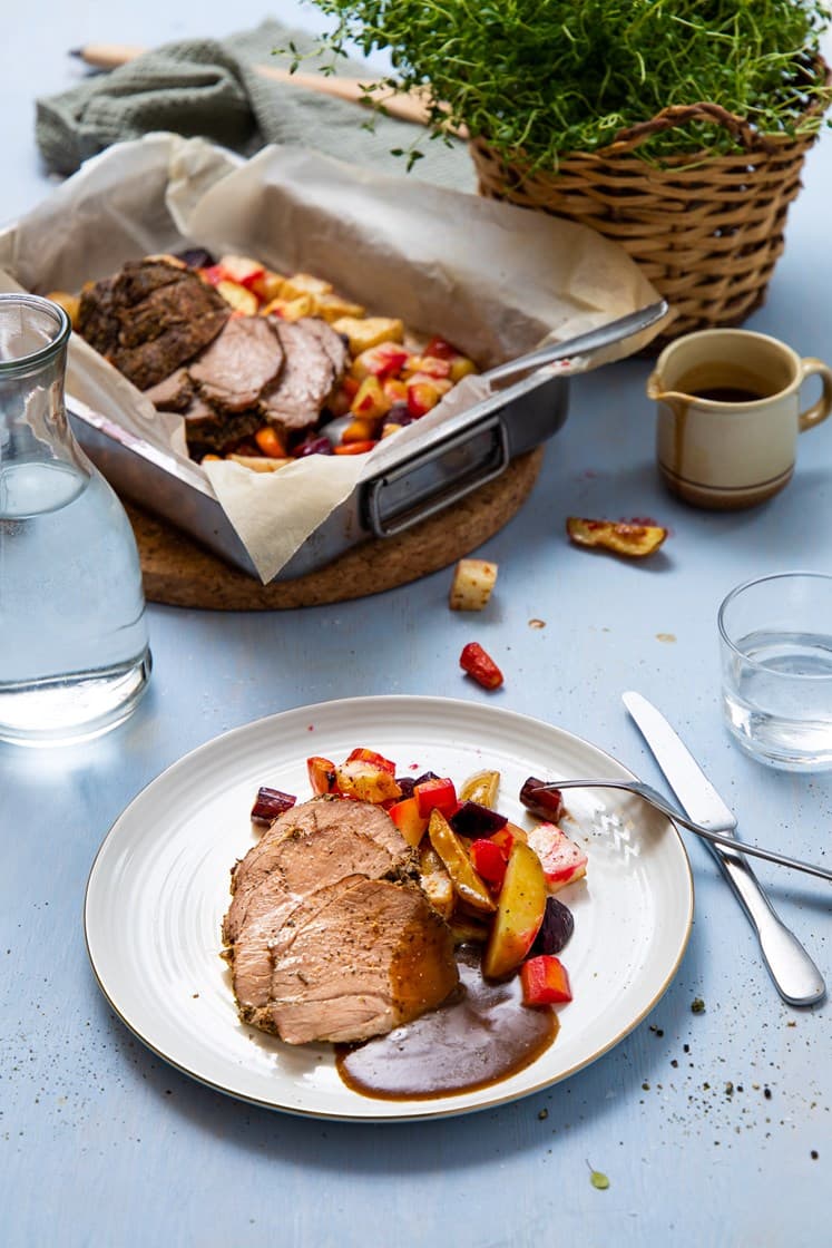 Lammestek med ovnsbakte rotgrønnsaker, potetmos og rødvinssaus ...