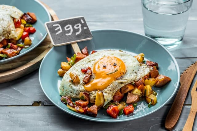 Pytt i panne med speilegg - Oppskrift - Godtlevert