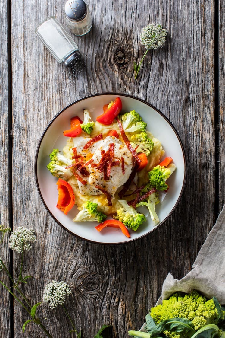 Ovnsbakt torsk med potetmos, romanesco, paprika og stekt chorizo ...