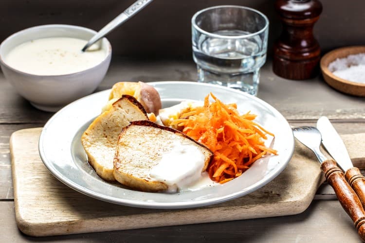 Stekt fiskepudding med revet gulrot og poteter - Oppskrift - Godtlevert