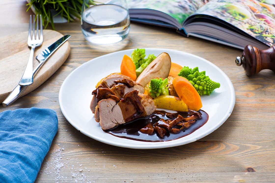 Indrefilet av svin med kantarellsaus og bakt pære - Oppskrift - Godtlevert