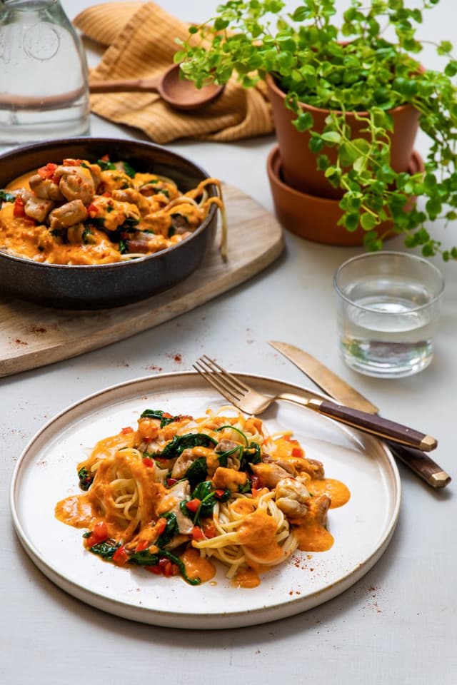 Paprikakremet kyllingpasta - Oppskrift - Godtlevert