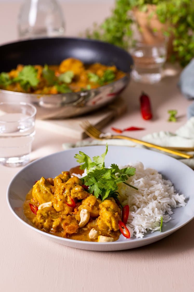 Tomatisert kyllingkarri i kokosmelk med koriander og basmatiris ...