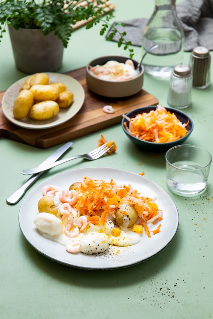 Fiskeboller i hvit saus med Lyngen-reker, råkost og poteter - Oppskrift ...