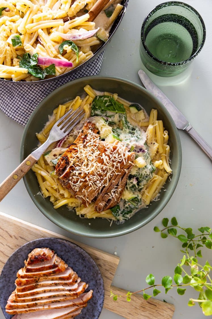 Pasta casarecce i kremet spinatsaus - Oppskrift - Godtlevert