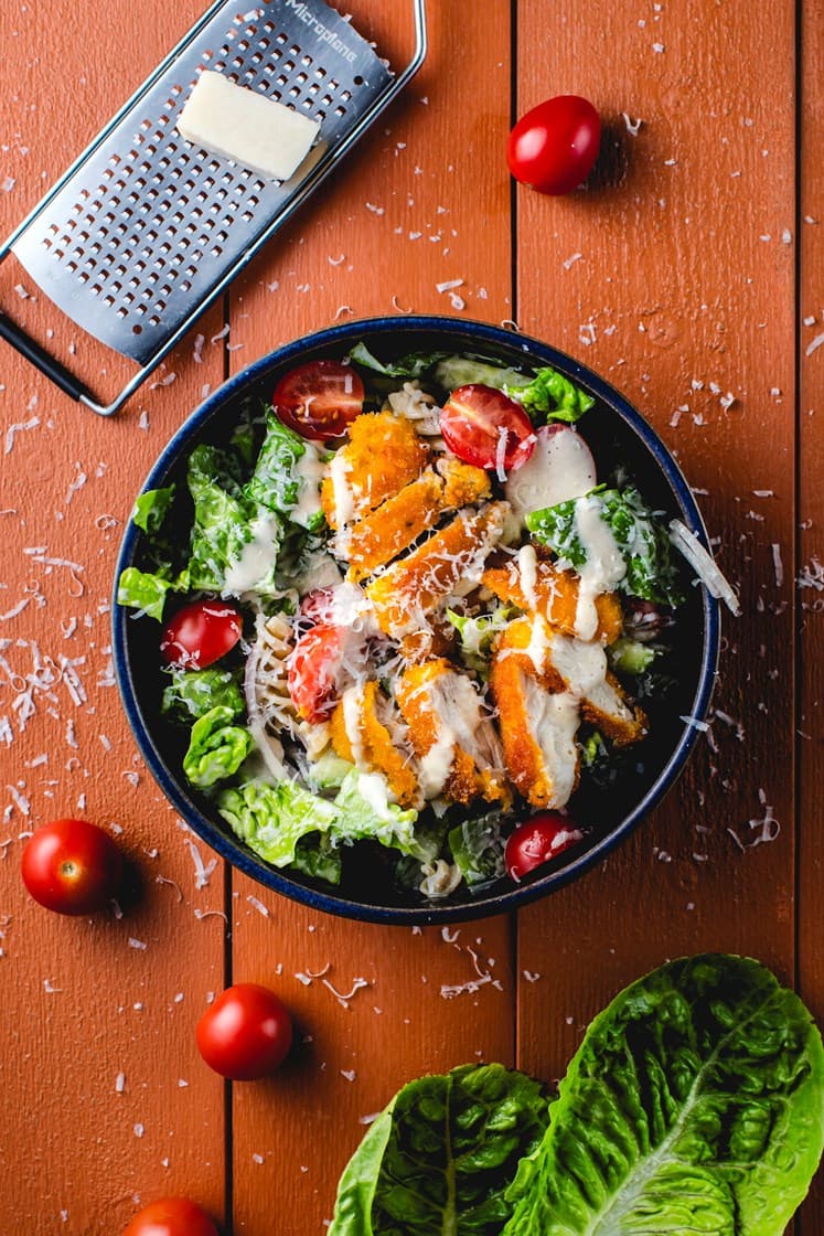 Crispy kyllingsalat med fullkornspasta, cherrytomater, cæsardressing og ...
