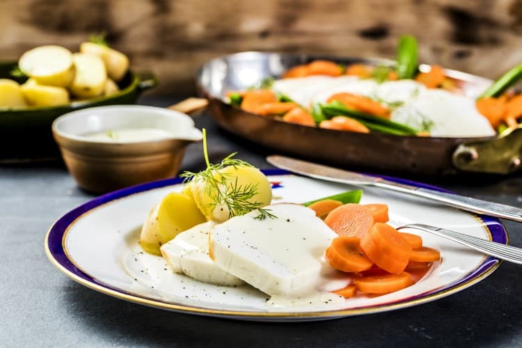 Stekt fiskepudding med grønnsaker og poteter - Oppskrift - Godtlevert