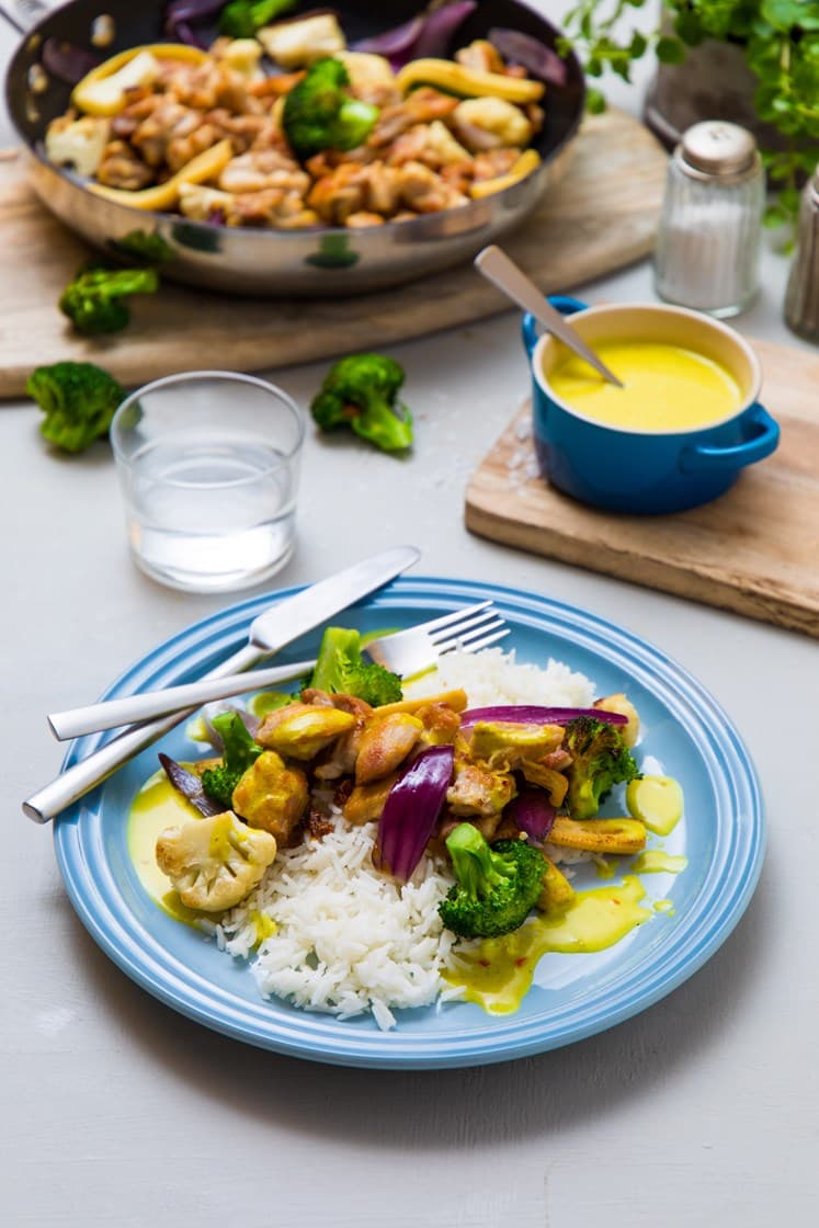 Stekt kylling med grønnsaker, jasminris og thai curry - Oppskrift ...