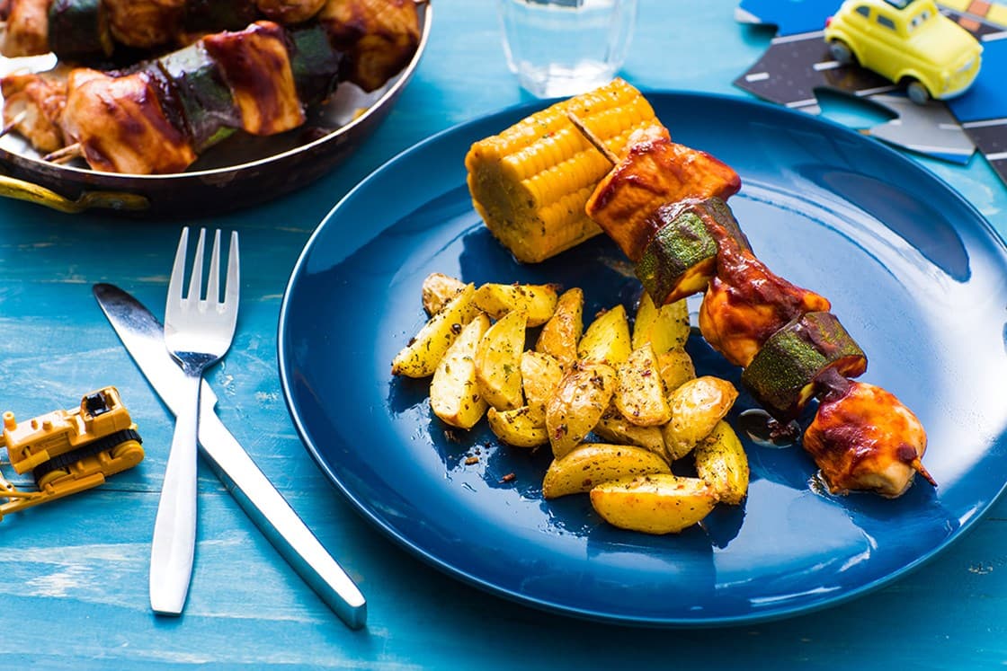 Kyllingspyd med bbqsaus, maiskolbe og stekte poteter - Oppskrift ...