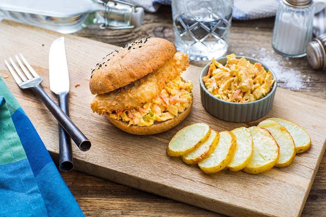 Sprø fiskeburger med hjemmelaget coleslaw og ovnsbakte potetskiver ...