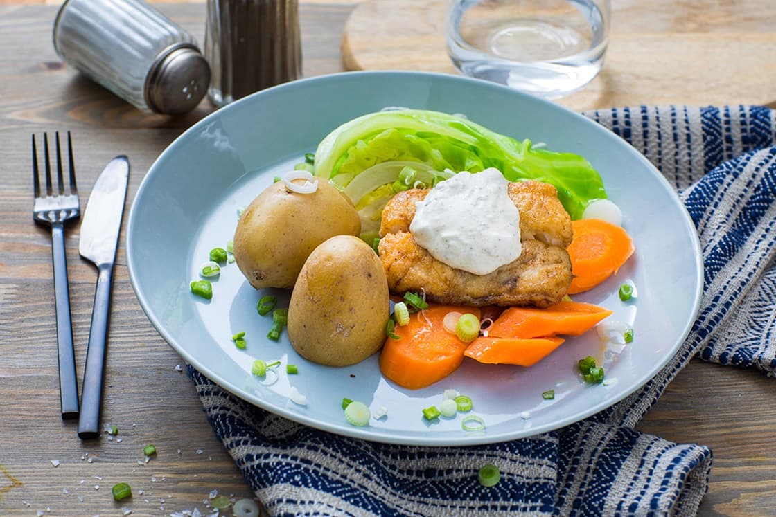 Stekt lyr med dampet nykål og rømmesaus - Oppskrift - Godtlevert