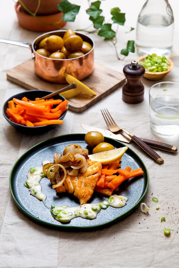 Pannestekt lyr med stekt løk, gulrøtter og kremet fiskesaus med sitron ...