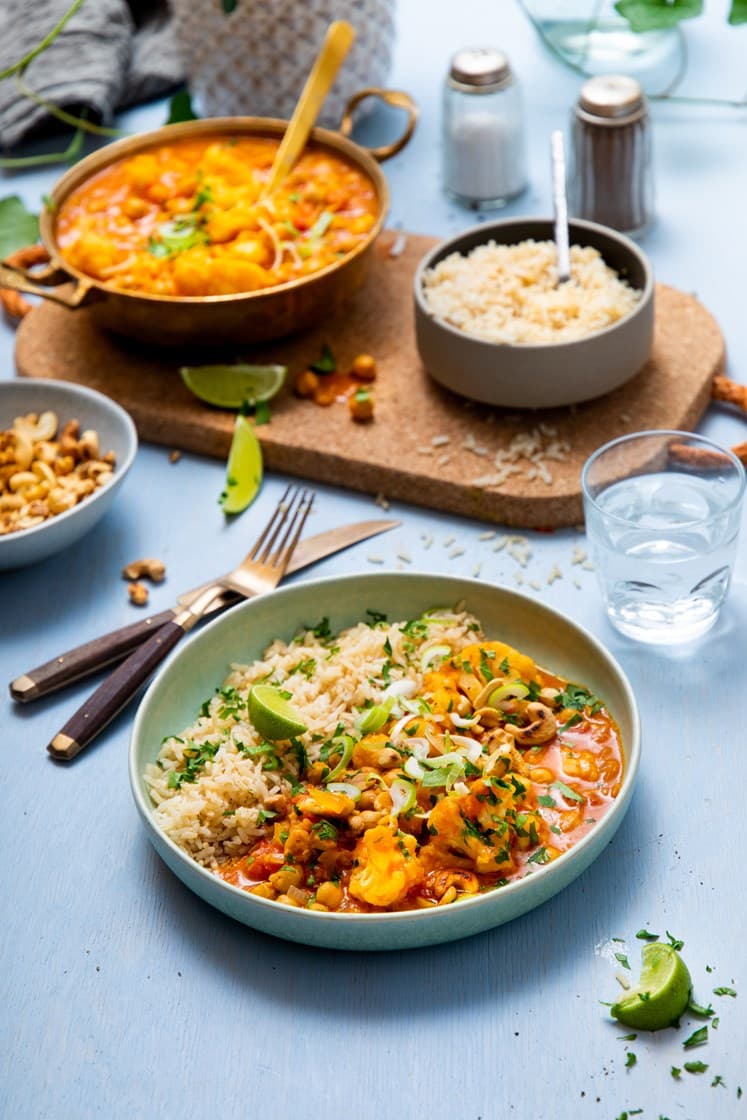 Chana Masala med blomkål, nøtter, fullkornsris og persille - Oppskrift - Godtlevert
