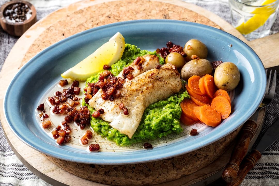 Stekt torsk med bacon, grønn ertepuré og poteter - Oppskrift - Godtlevert