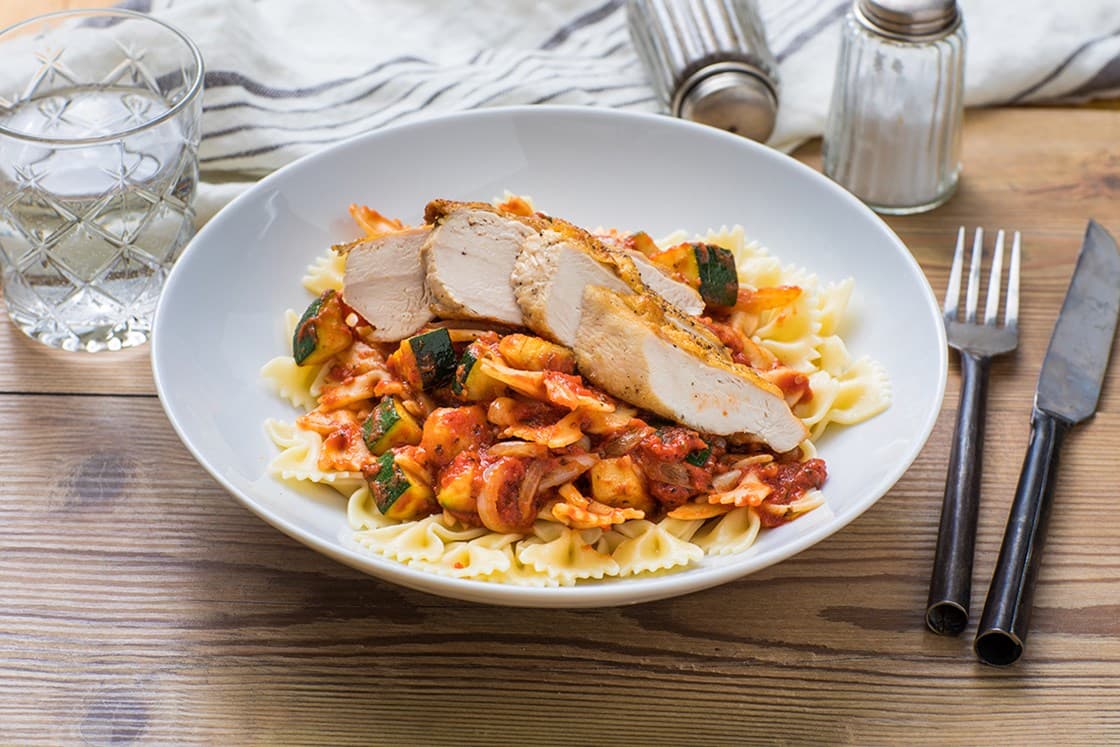 Ovnsbakt kyllingbryst med tomatsaus og pasta - Oppskrift - Godtlevert