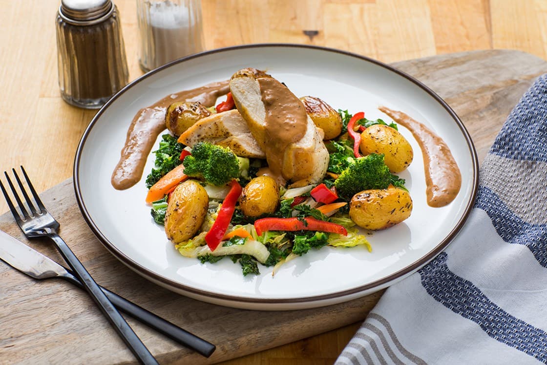 Kyllingfilet med stekte grønnsaker og peppersaus - Oppskrift - Godtlevert